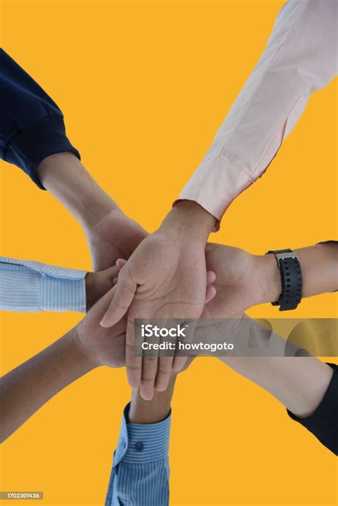 손을 닫으십시오 다양한 다민족 파트너 팀이 함께 팀을 이룹니다 다인종 사람들의 팀웍 그룹이 손을 잡습니다 다양성 사람들이 참여하는 것은 파트너십 팀이 자원 봉사 커뮤니티를