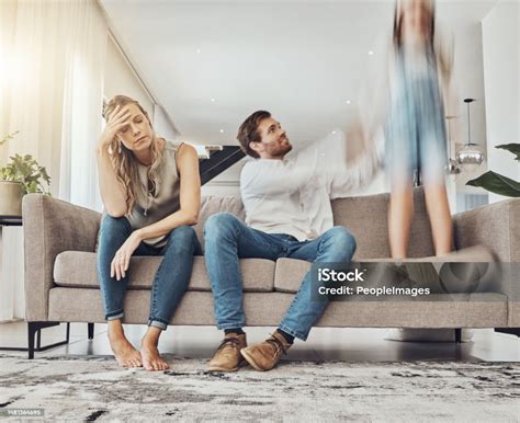 가족 생활의 스트레스 부모와 자녀 가정과 에너지의 혼돈 모션 블러 및 소진 두통 아이는 소파에 뛰어오르고 여자는 편두통을 앓고 있고 남자는 여자를 진정시키고 Adhd와 정신