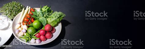 매운 샐러드의 재료는 다양한 야채와 허브와 검은 화강암 상단 테이블에 준비됩니다 잘라경로 0명에 대한 스톡 사진 및 기타 이미지 Istock