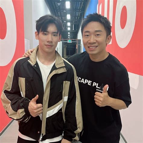 张博恒晒与何炅杨迪等合照 同框搂肩比耶关系亲密