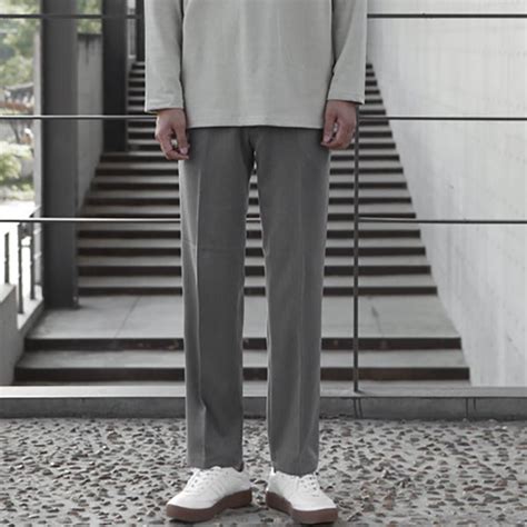 검정색 슬랙스에 크림색 맨투맨 지식in