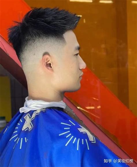 前刺发型，绝对可以笑着出理发店的短发，不知道该怎么剪头发的可以参考一下。 知乎