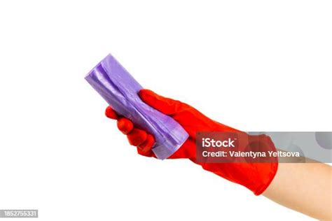 색색의 배경에 쓰레기 봉투를 들고 있는 여자의 손 배경에 쓰레기를 위한 비닐 봉지로 굴러갑니다 텍스트의 위치 쓰레기 분류 0명에 대한 스톡 사진 및 기타 이미지 Istock