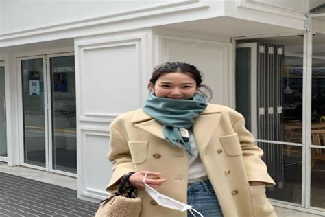 우아하고 세련된 느낌으로 ‘크림색 코트 스타일링 네이트뷰