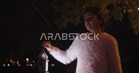 فتاة عربية خليجية سعودية تحمل بيدها فانوس مضيء ، المناسبات الدينية