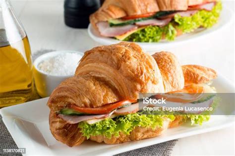 신선한 크루아상 또는 샌드위치와 샐러드 햄 잼 프로 슈 토 살라미 치즈 닭고기와 나무 배경에 토마토 아침 식사 컨셉 건강 하 고 패스트 푸드 개념에 대한 스톡 사진 및 기타