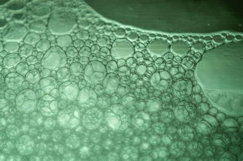 비누 방울이 풍부한 광택있는 밝은 녹색 배경으로 꿈꾸는 효과를 만듭니다 가벼운에 대한 스톡 사진 및 기타 이미지 가벼운 강렬하고 밝은 색상 경외감 Istock