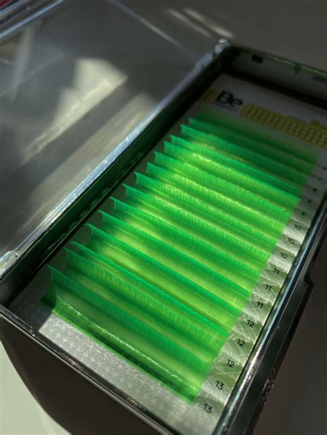 Цветные ресницы в 2024 г Наращивание ресниц Ресницы Зеленый