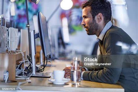 사무실의 Pc에서 코드를 읽는 남성 프로그래머의 프로필 보기입니다 컴퓨터 모니터에 대한 스톡 사진 및 기타 이미지 컴퓨터