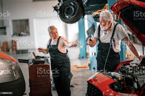 자동차 수리점에서 함께 일하는 두 명의 정비사 남성과 여성 2명에 대한 스톡 사진 및 기타 이미지 2명 65 69세 교통수단 Istock