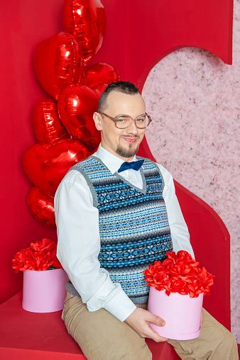 빨간 심장 모양 풍선에 선물 상자를 들고 파란색 조끼에 재미 수염 복고풍 스타일의 남자 개념에 대한 스톡 사진 및 기타 이미지 개념 개인 장식품 고풍스런 Istock