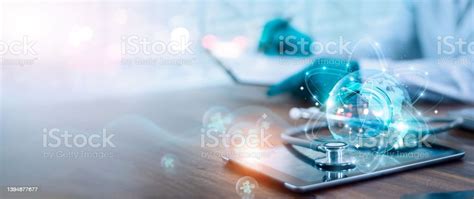 의사는 컴퓨팅 전자 의료 기록에서 가상 의료 네트워크에서 디지털 환자 기록을 진단합니다 디지털 의료 및 네트워크 연결 인터페이스