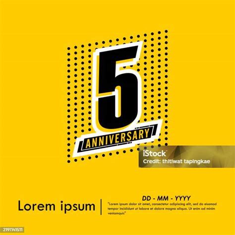 창립 5 주년 기념 엠블럼 기념일 로고는 노란색 배경에 리본과 물방울 무늬 패턴으로 고립되어 있습니다 웹 전단지 포스터 초대장 또는 인사말 카드에 대한 벡터 일러스트 레이