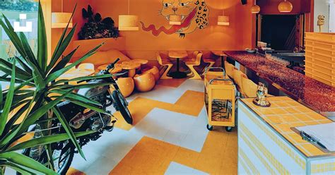 천장에 풍선이 잔뜩 매달려 있는 방 사진 Unsplash의 무료 샌프란시스코 이미지