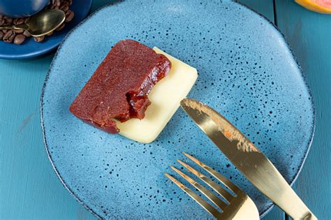 칼 붙이와 커피 원두 옆에 치즈가있는 구아바 달콤한 조각의 클로즈업 0명에 대한 스톡 사진 및 기타 이미지 0명 고이아바다 과일 Istock