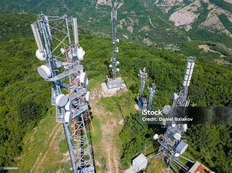 Menara Telekomunikasi Dalam Tampilan Hijau Udara Foto Stok Unduh