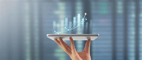 계획 그래프 성장 및 차트 긍정적 지표의 증가 태블릿을 손에 들고 Brand Name Smart Phone에 대한 스톡 사진 및