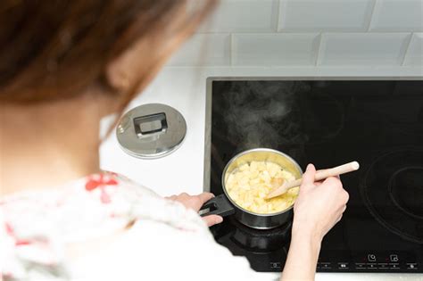 흰색 현대 부엌에서 아기를 위한 저녁 식사를 준비 하는 슈퍼 엄마 가정 주방에 대한 스톡 사진 및 기타 이미지 가정 주방 가정의 방 건강한 생활방식 Istock