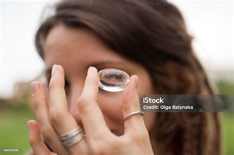 공포에 질린 어린 아름다운 소녀는 그녀의 얼굴 근처 아침에 손 모조 다이아몬드 투명 석영 자연 돌 야외에 개최 개인 장식품에 대한 스톡 사진 및 기타 이미지 Istock