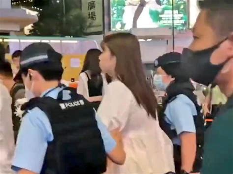 海外爆料 on twitter 🔥 64前夜中共控制下的香港警察瘋狂抓人！连在維园附近拿着白花的人都抓走，可见中共对六四有多恐惧！ 💥
