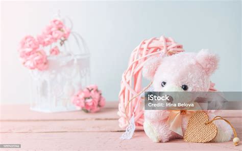 부드러운 테디 베어와 보케 조명파스텔 배경에 빈티지 하트 발렌타인 데이 세계 여성의 날과 생일을위한 인사말 카드 복사 공간