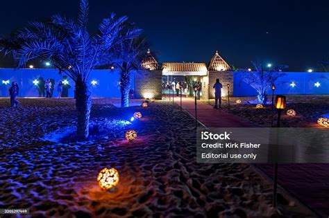 아랍 에미리트 샤르자 두바이 사막에 있는 조명이 켜진 사막 사파리 캠프와 리조트의 외부 모습 공연에 대한 스톡 사진 및 기타