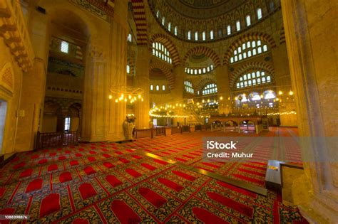셀 리 미 예 모스크의 내부입니다 셀 리 미 예 모스크 에디르네 1575 년에서 미 마 르 시 난에 의해 만들어진의 유네스코 세계 유산 사이트 Unesco 조직된 단체에