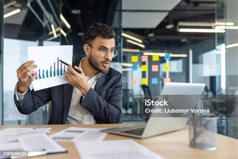 Office 전문가가 가상 비즈니스 회의 중 그래프를 발표합니다 가상현실에 대한 스톡 사진 및 기타 이미지 가상현실 개발 경영자 Istock