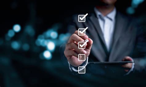 사업가는 펜을 사용하여 품질 문서 관리 체크리스트 및 비즈니스 승인 프로젝트 개념에 대한 확인란의 올바른 기호를 선택합니다 감시에 대한 스톡 사진 및 기타 이미지 Istock