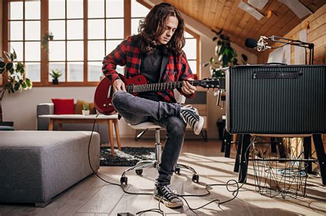 홈 스튜디오에서 일렉트릭 기타를 연주하는 남성 기타리스트 18 19세에 대한 스톡 사진 및 기타 이미지 18 19세 가정 생활 거실 Istock