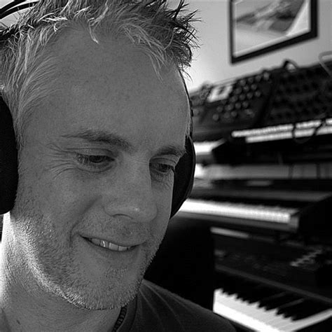 Helios Kevin Kendle Cкачать бесплатно в Mp3 слушать музыку онлайн на портале Musify