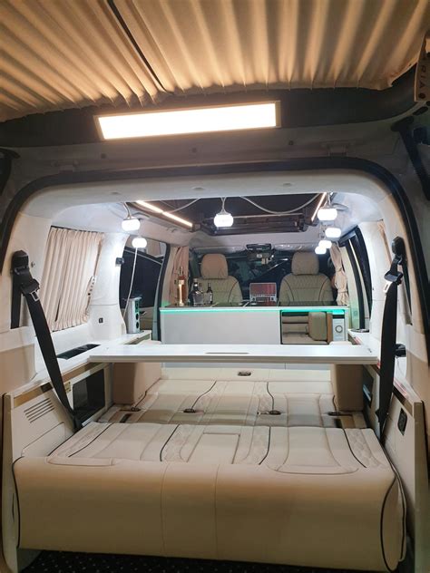 부산에서 개최된 코리아캠핑카 쇼 관람에서 미니밴 캠핑카의 침상이 단순평상형에서 침상 변환시트 로 넘어가는것이 대세인것을 확인했습니다 부산 차박여행 캠핑 낭만