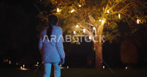 فتاة عربية خليجية سعودية تحمل بيدها فانوس مضيء ، المناسبات الدينية