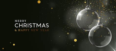 즐거운 성탄절 보내시고 새해 복 많이 받으세요 배너입니다 현실적인 3d 디자인 우아한 크리스마스 유리 장식품은 리본 짙은 회색 배경에 황금 색종이에 매달려 있습니다