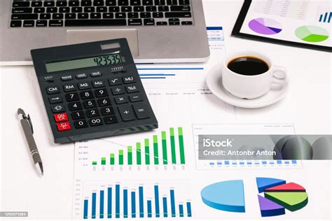 계산기 커피 한 잔 회계 문서 및 차트와 비즈니스 구성 회계사 데스크 감사 금융 및 은행 세금 계산 0명에 대한 스톡 사진 및 기타 이미지 Istock