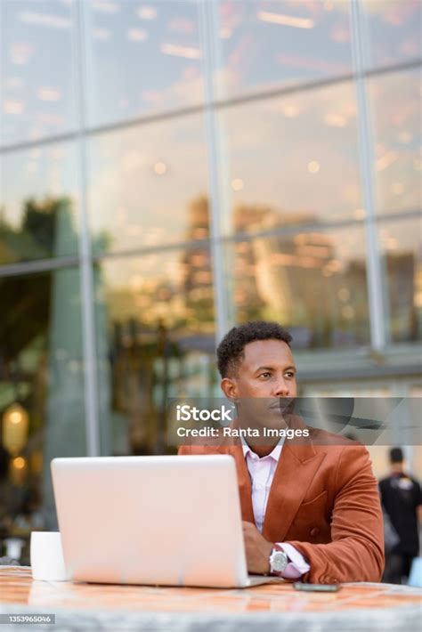 생각하면서 노트북 컴퓨터를 사용하여 커피 숍에서 아프리카 사업가 야외 남자 사업가에 대한 스톡 사진 및 기타 이미지 남자