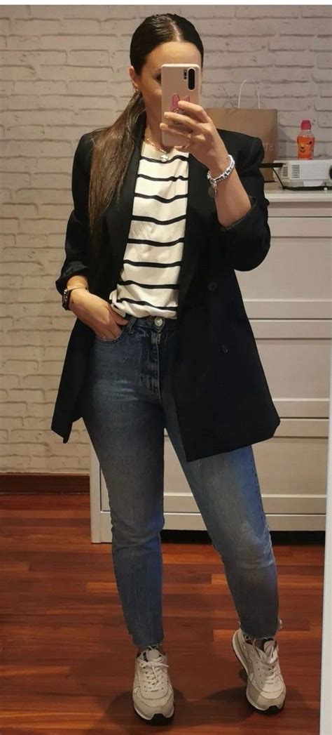 Outfit Pantalón Vaquero Zapatillas Bimba Y Lola Camiseta Rayas Azul