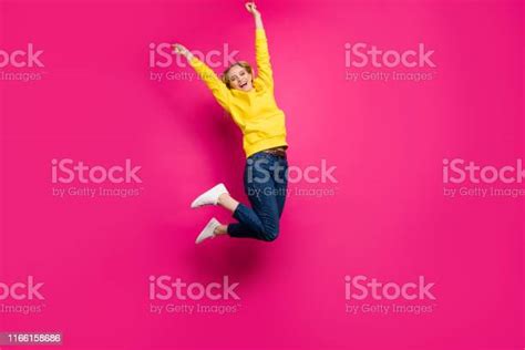 미치 레이디 점프 하이 세트 1 위 경쟁 착용 캐주얼 의상 고립 된 핑크 배경의 전신 사진 여자에 대한 스톡 사진 및 기타 이미지 여자 점프 여자만 Istock
