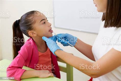 소녀 훈련 발음과 함께 일하는 언어 치료사 언어치료에 대한 스톡 사진 및 기타 이미지 언어치료 30 34세 6 7 살