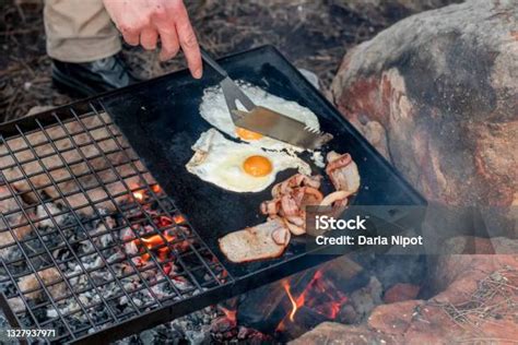아침 캠프 요리 캠프 파이어 위에 주철 판에 바삭바삭한 베이컨과 달걀을 굽습니다 건강에 좋지 않은 음식에 대한 스톡 사진 및 기타 이미지 건강에 좋지 않은 음식 고기