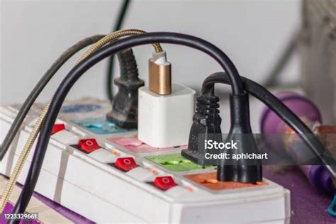 플러그 삽입 플라스틱 전기 소켓 집에서 먼지와 전체 슬롯 교류에 대한 스톡 사진 및 기타 이미지 교류 녹기 더러운 Istock