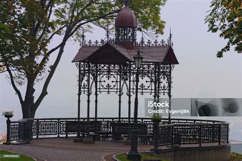 전망대와 가을 공원의 놀라운 안개 풍경 나무 벤치와 아름다운 금속 아버 세인트 볼로디마이어 힐의 가을 아침 백그라운드에서 아픈 안개에 건물의 실루엣 0명에 대한 스톡 사진