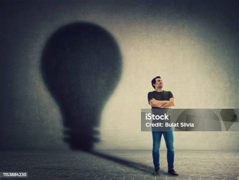 자신감 남자 팔을 건너 유지 벽에 전구 모양 그림자를 캐스팅 포부와 비즈니스 아이디어 개념 개념에 대한 스톡 사진 및 기타 이미지 Istock