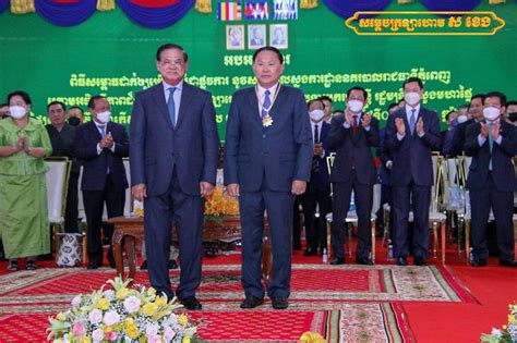 អ្នកឧកញ៉ា លី យ៉ុងផាត់ ទទួលបានគ្រឿងឥស្សរិយយសមេដាយខ្ពស់បំផុតនៅកម្ពុជា