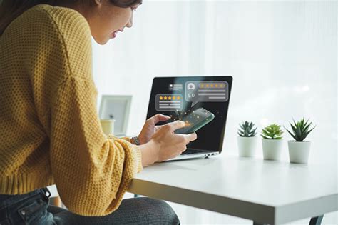 리뷰를 작성하는 고객의 클로즈업 황금색 별 5개 등급 피드백 아이콘이 있는 스마트폰 화면을 손으로 누르기 평가를 위한 평가 및