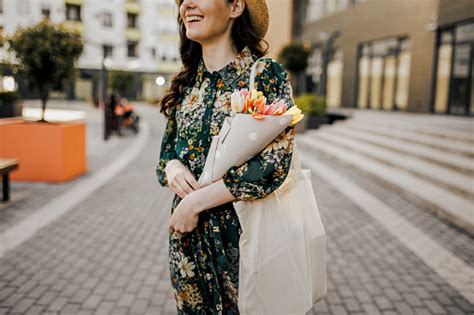 재사용 가능한 면 에코 생산 가방과 과일 야채를 쇼핑 하는 여성 제로 폐기물 라이프스타일 컨셉 직물에 대한 스톡 사진 및 기타