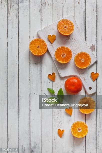 화이트 빈티지 나무 배경에서 신선한 오렌지 조각 상위 뷰 근접 0명에 대한 스톡 사진 및 기타 이미지 0명 감귤 감귤류 과일 Istock