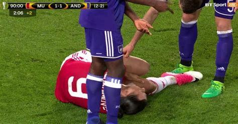 Manchester United Striker Zlatan Ibrahimovic Suffers Horror Injury In