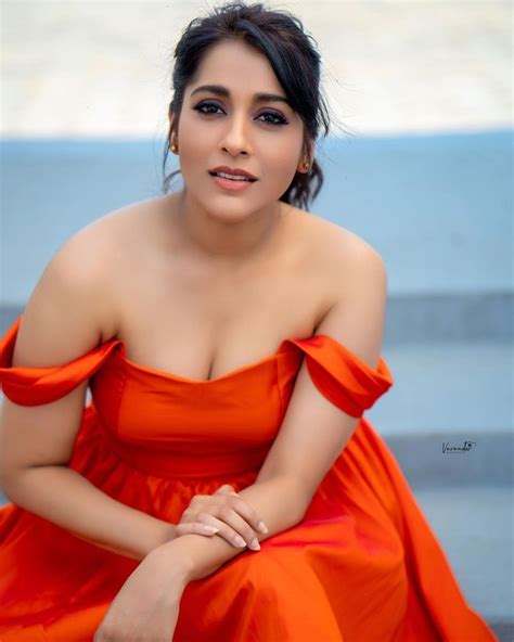 rashmi gautam hot రష్మీ కూడా క్లీవేజ్ షో మొదలెట్టేసింది లేటెస్ట్