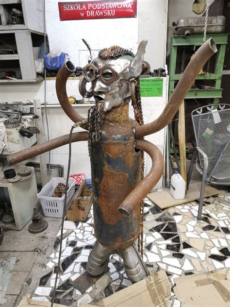 Pin Di Metal Sculpture Minion Figure Su Rzeźby Ogrodowe